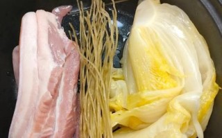 酸菜猪肉炖粉条怎么做_酸菜猪肉炖粉条用哪个部位的肉