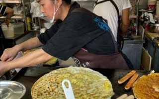 路边摊鸡蛋饼怎么做_鸡蛋饼面糊比例是多少