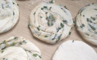 葱花油饼的家常做法_葱花油饼怎么做好吃又松软