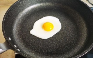 煎蛋怎么做好看_煎蛋不粘锅技巧