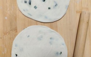 葱花油饼怎么做_葱花油饼的家常做法