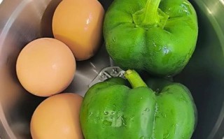 青椒炒鸡蛋怎么做好吃又简单_青椒炒鸡蛋的窍门
