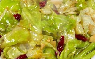 家常炒包菜怎么做好吃_包菜炒得脆嫩不软塌的秘诀