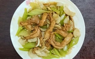 西芹怎么炒好吃_西芹炒肉的家常做法