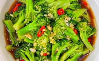 西兰花怎么炒好吃又简单_家常西兰花做法