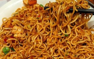 鸡蛋炒面条怎么做_鸡蛋炒面条家常做法