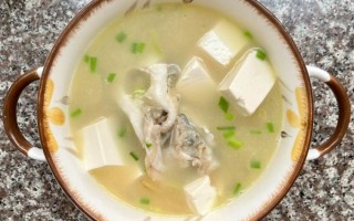 鲈鱼怎么炖好吃_鲈鱼炖汤的家常做法
