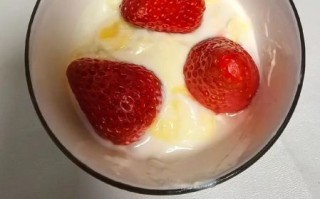 草莓酸奶怎么做_草莓酸奶热量高吗