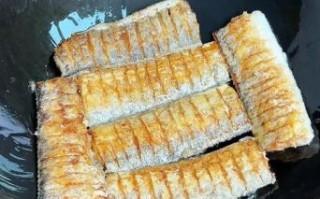 煎带鱼怎么不粘锅_煎带鱼用淀粉还是面粉