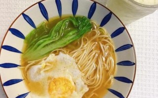 水煮荷包蛋面条怎么做_水煮荷包蛋面条热量高吗