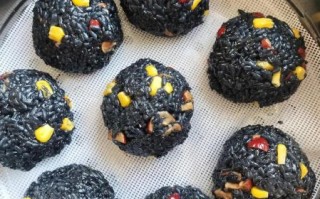 乌米饭团怎么做_乌米饭团热量高吗