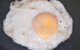 煎鸡蛋不粘锅的窍门_为什么鸡蛋总是粘锅