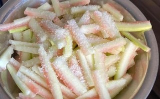 西瓜皮怎么炒好吃_西瓜皮炒菜做法大全