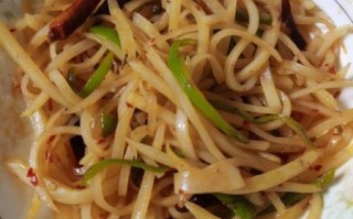 炒土豆丝怎么做才脆_家常炒土豆丝要不要焯水