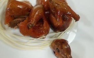 脆皮乳鸽怎么做_乳鸽皮脆不缩水的秘诀