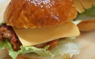 鸡腿汉堡怎么做_家庭版鸡腿汉堡配方