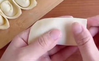 家常馄饨馅怎么做_馄饨怎么包才不破皮