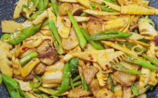 青蒜回锅肉酸笋炒怎么做_回锅肉酸笋炒青蒜好吃吗