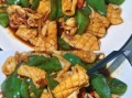 菜椒炒鱿鱼怎么做_菜椒炒鱿鱼要不要焯水