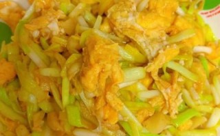 鸡蛋炒蒜苗怎么炒好吃_鸡蛋炒蒜苗做法窍门