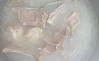 家常炖羊骨头怎么做_羊骨头汤去腥技巧