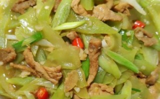 酱炒莴苣肉丝怎么做_莴苣要不要焯水