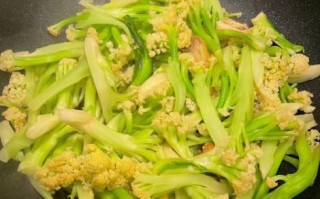 花菜怎么炒好吃又简单_花菜炒几分钟才脆嫩