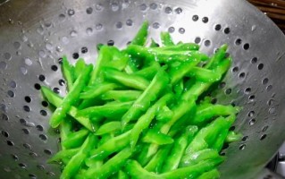 苦瓜焯水用冷水还是热水_焯水后要不要过凉