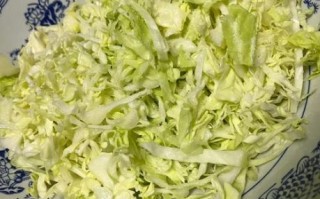 凉拌圆白菜怎么做好吃_圆白菜焯水几分钟才脆