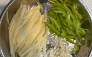 青椒土豆丝怎么做才脆_土豆丝要不要泡水