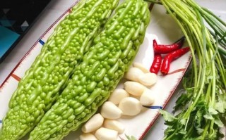 凉拌苦瓜怎么做不苦又好吃_苦瓜焯水几分钟去苦味