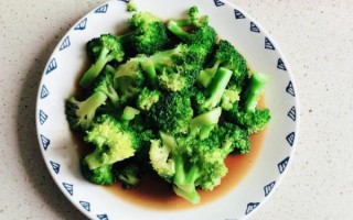 白灼西兰花怎么做好吃_白灼西兰花焯水几分钟