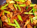 芹菜炒粉条怎么炒不粘锅_芹菜炒粉条的家常做法
