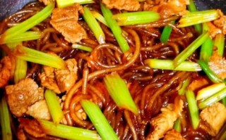 芹菜炒粉条怎么炒不粘锅_芹菜炒粉条的家常做法