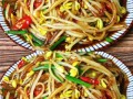 绿豆芽炒粉条怎么炒不粘锅_绿豆芽炒粉条的家常做法