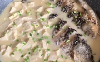 鲫鱼豆腐汤怎么做才奶白_鲫鱼豆腐汤去腥技巧