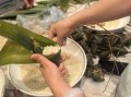 荷叶包粽子怎么做_荷叶粽子做法视频教程