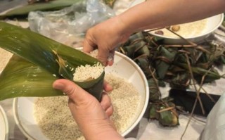荷叶包粽子怎么做_荷叶粽子做法视频教程