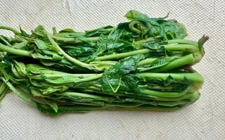 凉拌香椿芽怎么做才好吃_香椿芽焯水几分钟才正确