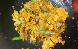 葱炒鸡蛋怎么炒才好吃_鸡蛋嫩滑葱香浓的做法