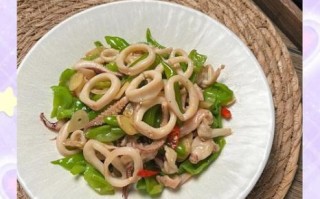 鱿鱼炒青椒怎么做_鱿鱼炒青椒的家常做法