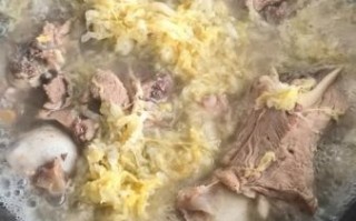 酸菜炖大骨头怎么做_酸菜炖大骨头最正宗的做法