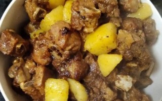 家常土豆烧排骨怎么做_土豆烧排骨先焯水还是直接炒