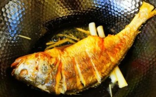 煎鱼怎么不粘锅不破皮_煎鱼不烂的技巧