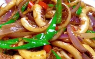 洋葱炒小鱿鱼怎么做_洋葱炒小鱿鱼需要焯水吗