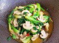 青菜炒蘑菇怎么做_炒蘑菇要不要焯水