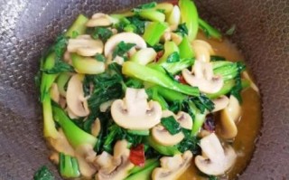 青菜炒蘑菇怎么做_炒蘑菇要不要焯水