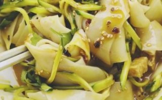 凉拌凉皮怎么做才好吃_凉皮调料比例窍门