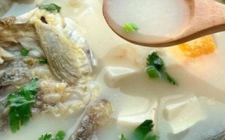 鲫鱼汤放什么食材最鲜_鲫鱼和什么一起炖汤好喝