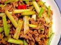 芹菜炒牛肉丝怎么炒才嫩_芹菜炒牛肉丝家常做法